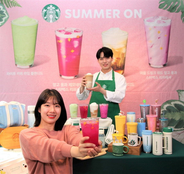 스타벅스, 여름 음료 '라이트 키위 라임 블렌디드' 등 4종 선봬